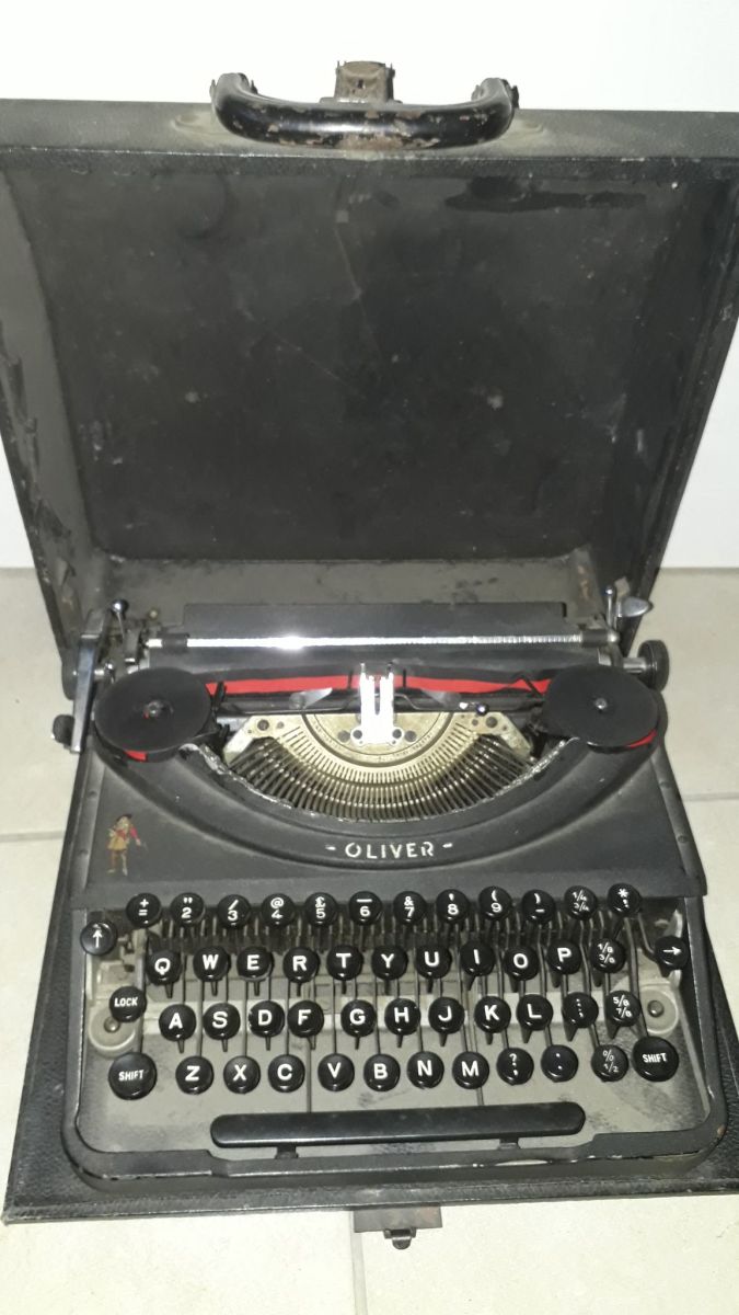 ΠΑΛΙΑ ΓΡΑΦΟΜΗΧΑΝΗ OLIVER ΣΤΟ ΒΑΛΙΤΣΑΚΙ… - € 170,00 - Vendora.gr